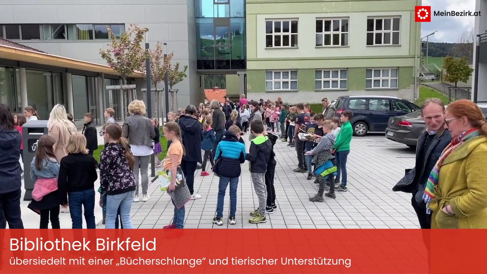 Bibliothek Birkfeld: Bücherschlange mit tierischer Unterstützung - Weiz