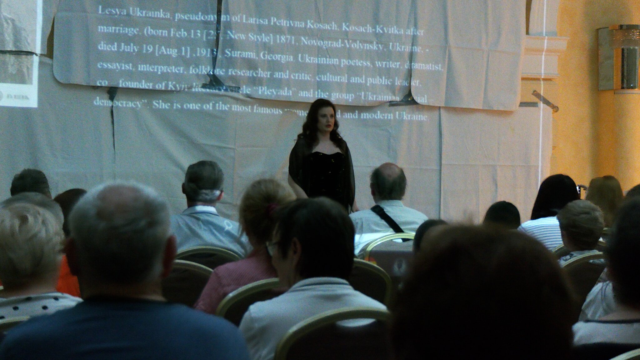 Stimme für Frieden: Ukrainische Sängerin Dovbysh tritt im Hotel de France auf - Innere Stadt