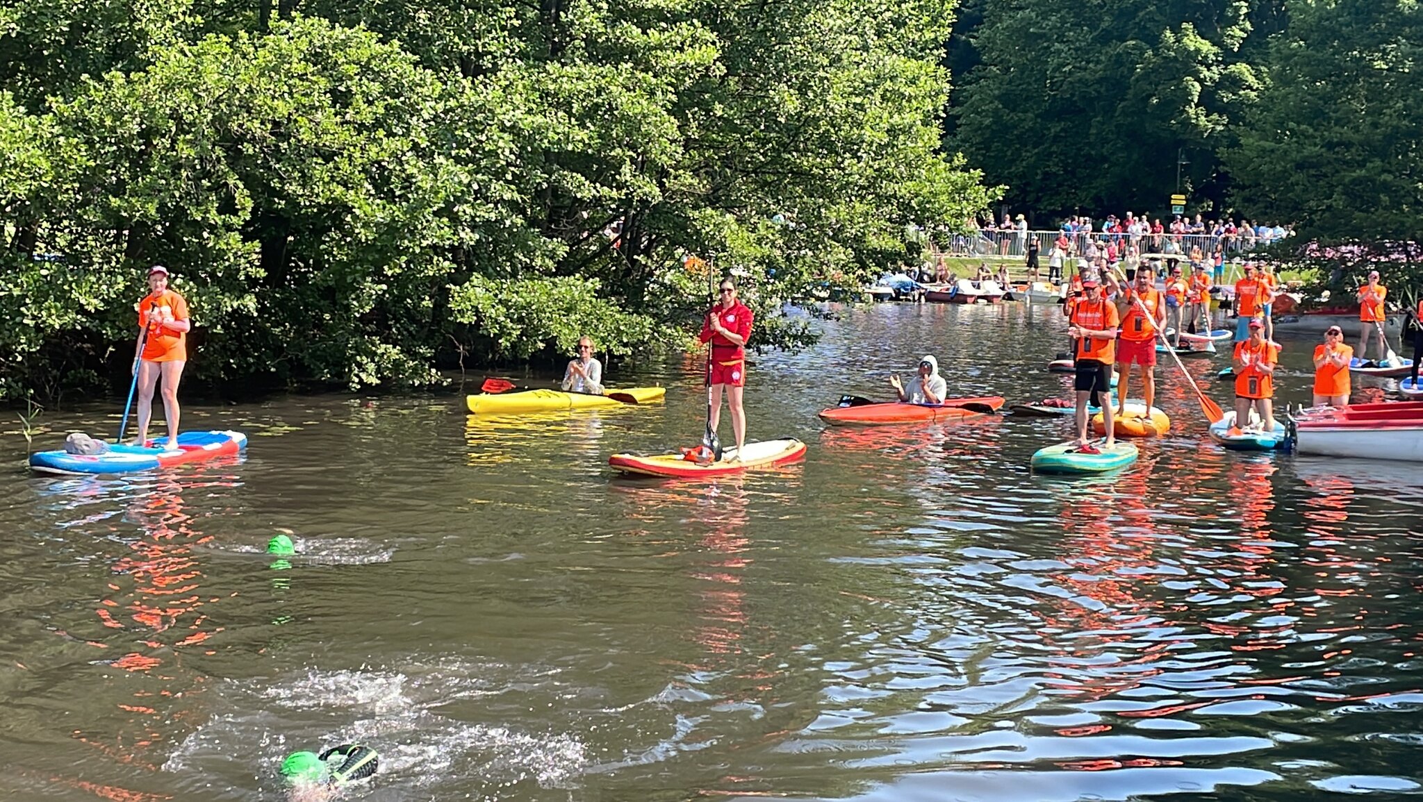 Ironman-Krimi: Letzter Schwimmer wurde von Wasserrettung begleitet ...