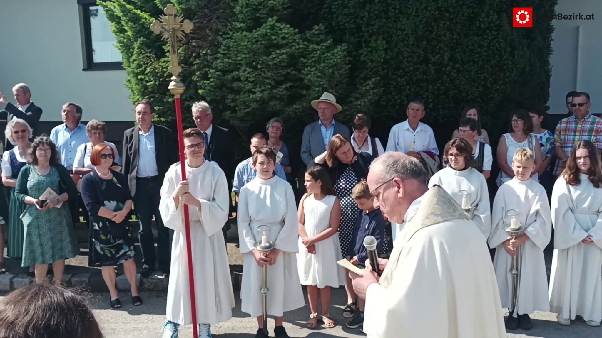 Pfarrer aus Schöngrabern: Michael Semmelmeyer ist Priester (mit Video ...