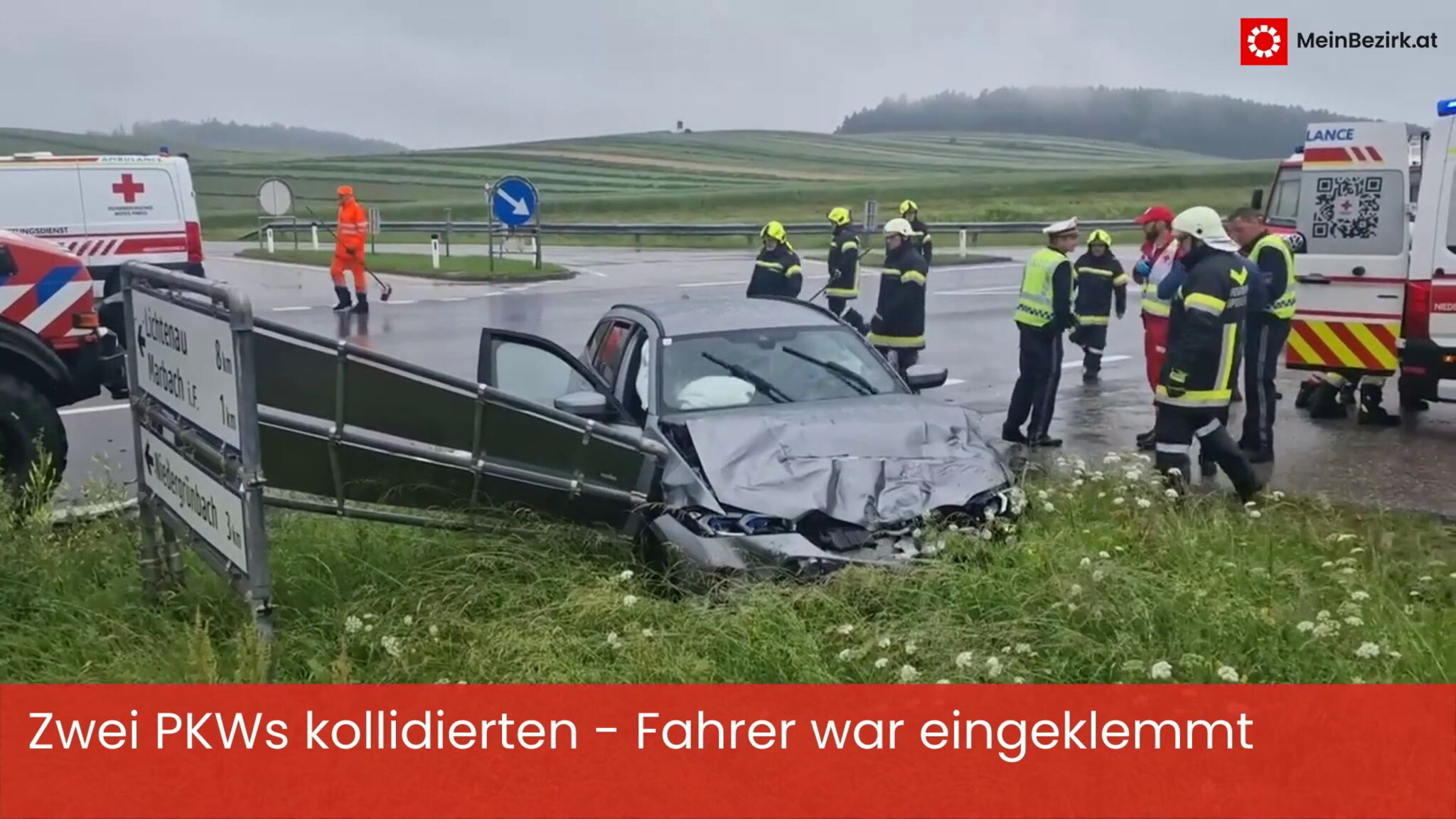 Schwerer Verkehrsunfall: Zwei PKWs kollidieren - Fahrer eingeklemmt - Krems