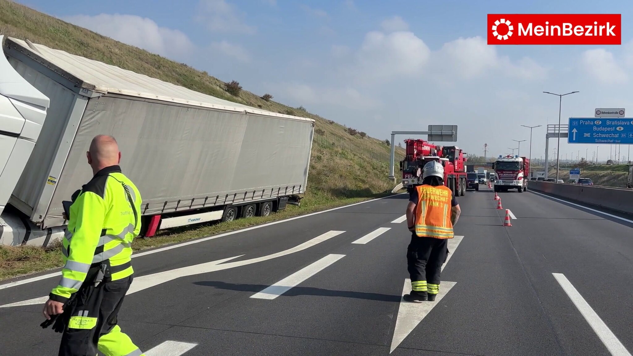 S1 Schwechat: Sattelzug kommt von Fahrbahn ab, Kran rückt zur Bergung an - Schwechat