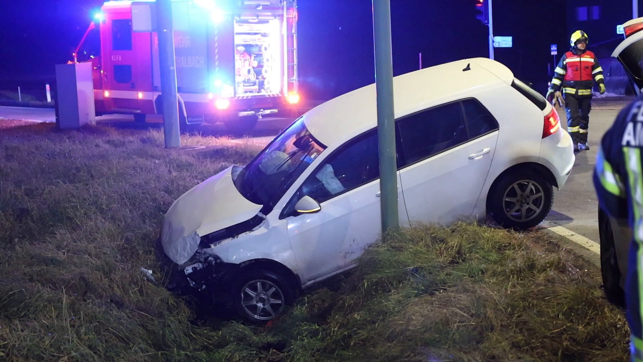 Zwei Autounfälle an der selben Stelle: In Thalheim folgte ein Crash auf ...