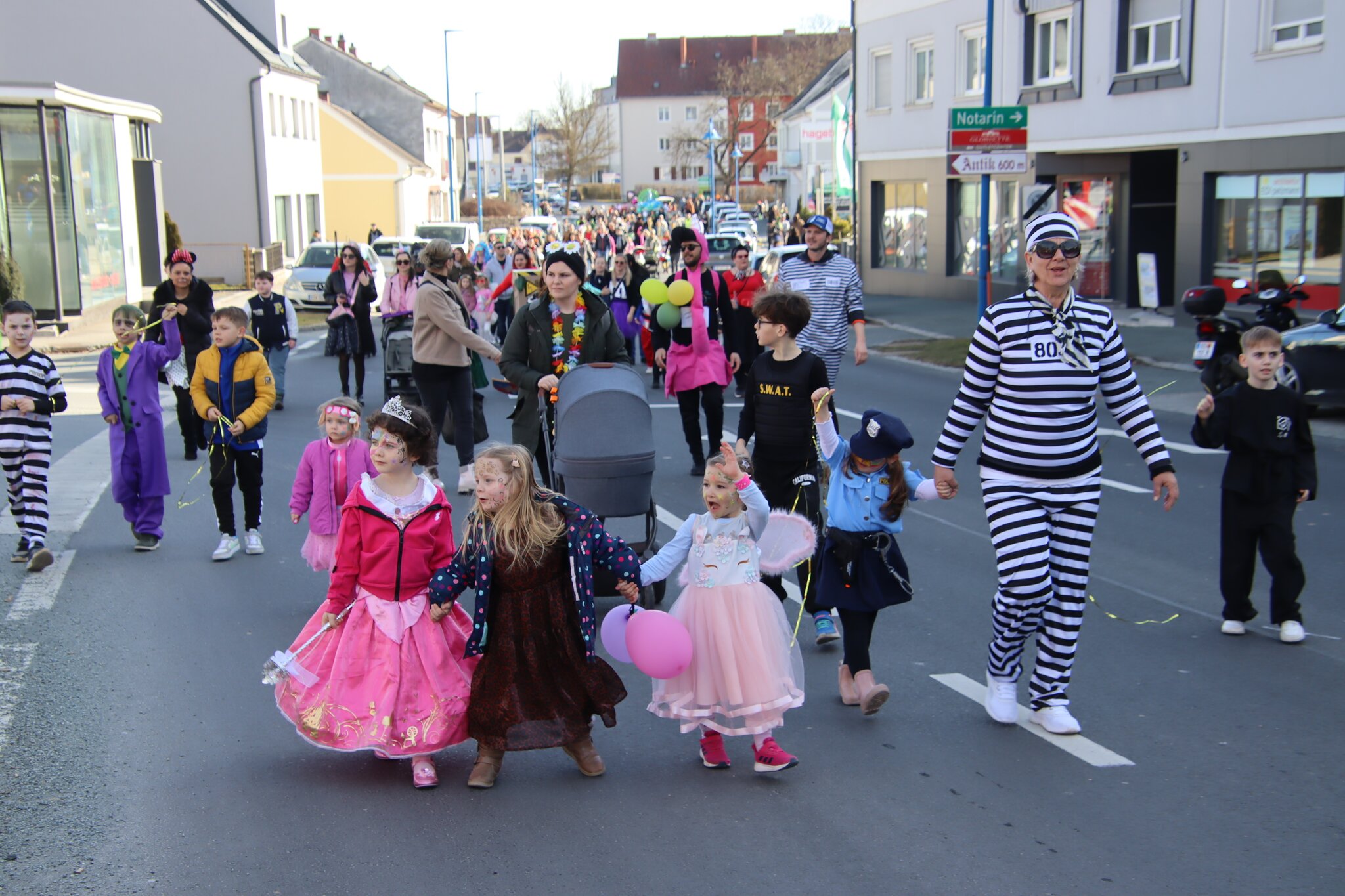 Kinder im Mittelpunkt: Stegersbacher Faschingsumzug, eine Sache für ...