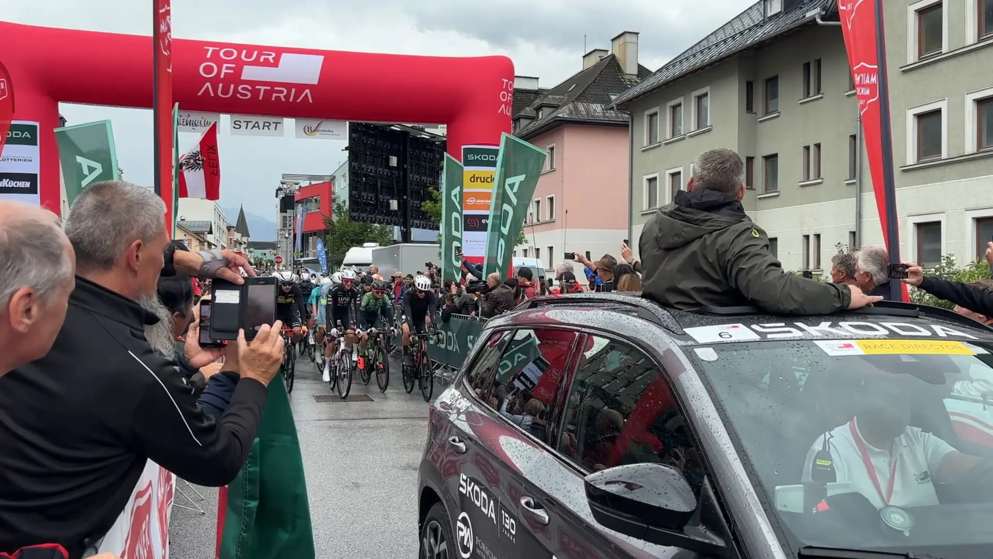 Fotos zur Tour of Austria 2025: Der Tross ist in Bischofshofen ...