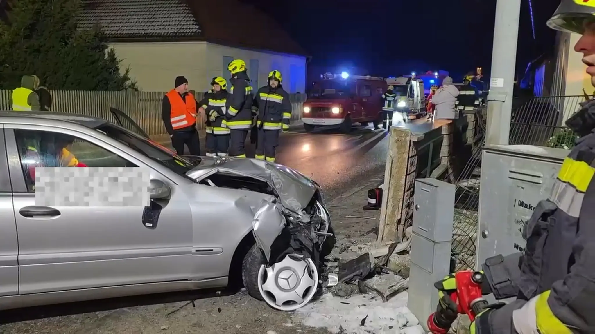 Nächtlicher Unfall in Reidling: Pkw prallt frontal in Gartenzaun - Tulln