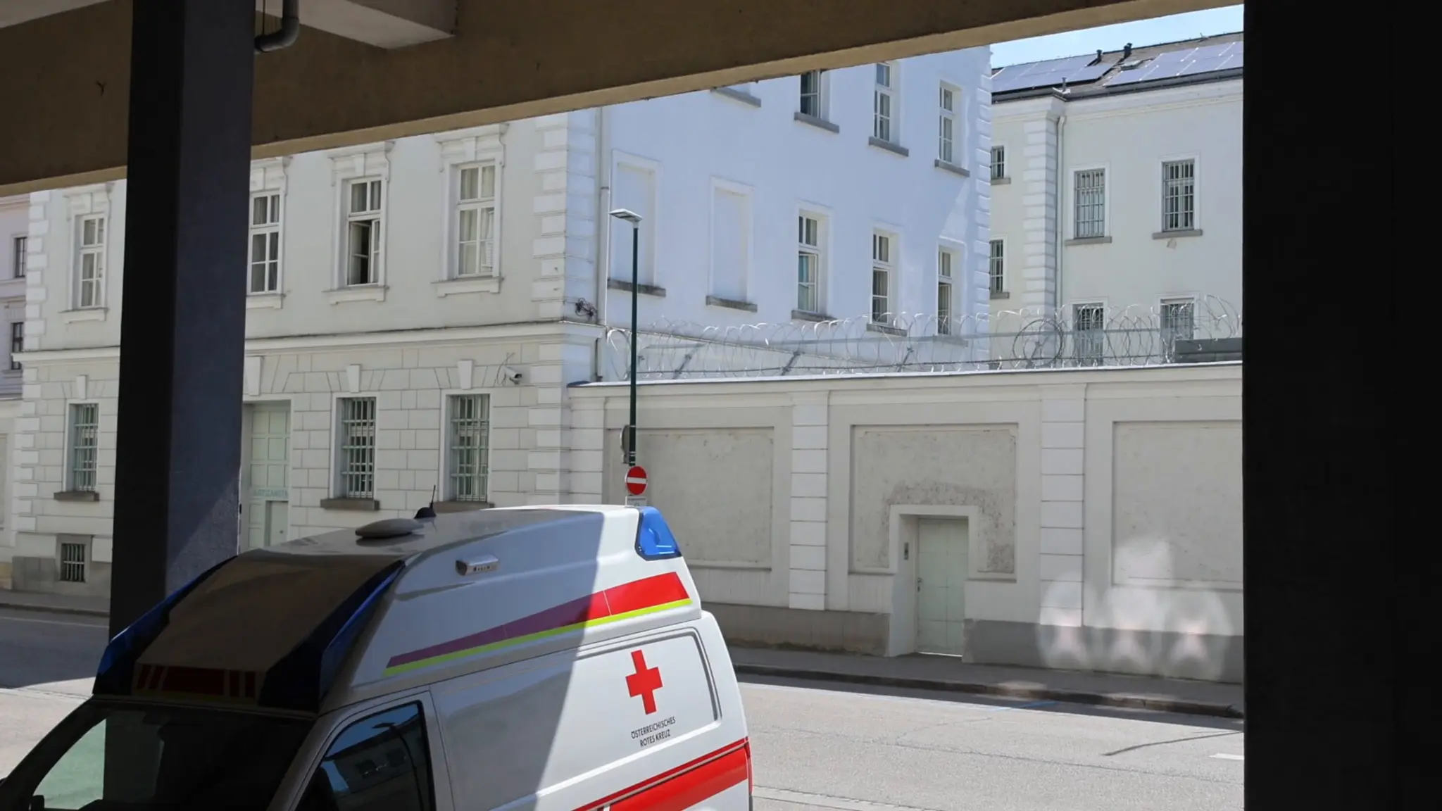 Eine Person verletzt: Brand im Welser Gefängnis ausgebrochen - Wels ...